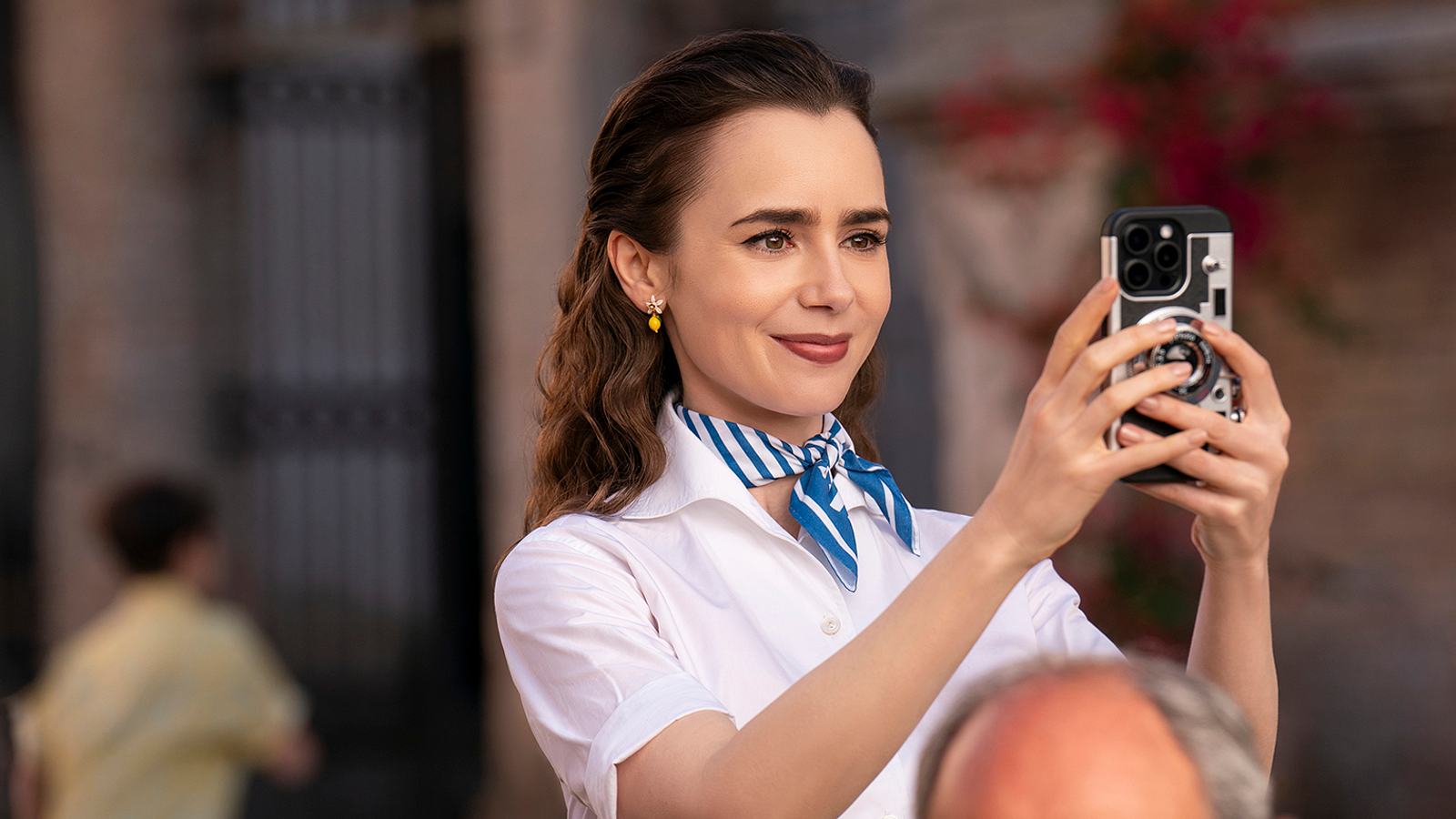 „Emily in Paris“: Regisseur Darren Star erklärt das Ende von Staffel 4!