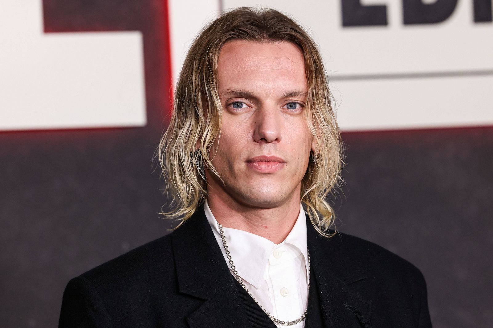Jamie Campbell Bower: Freundin, Rollen, Social Media, Musik
