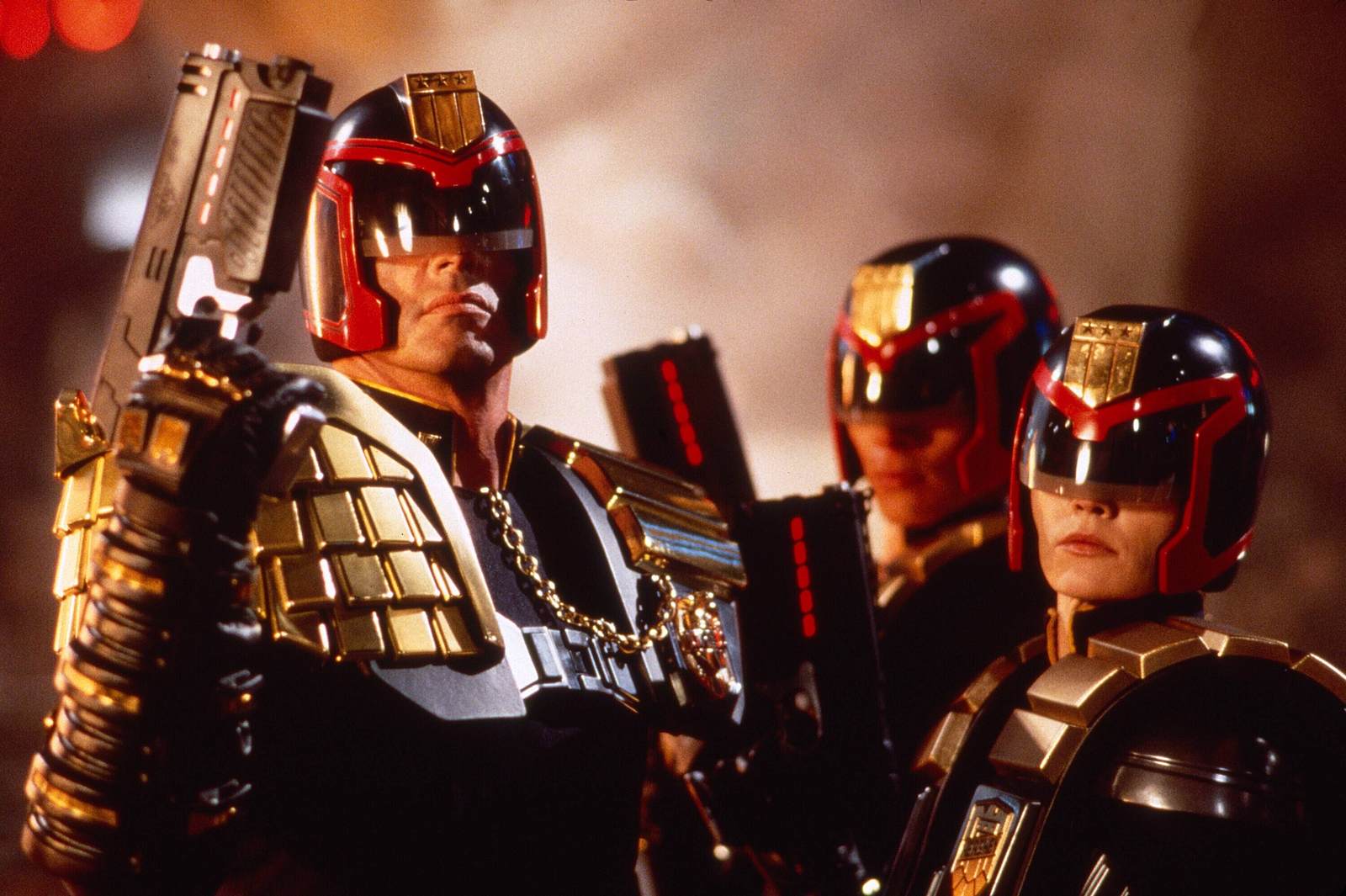 Guess who's Dredd: Marvel-Regisseur soll einen Kultfilm aus den 90ern ...