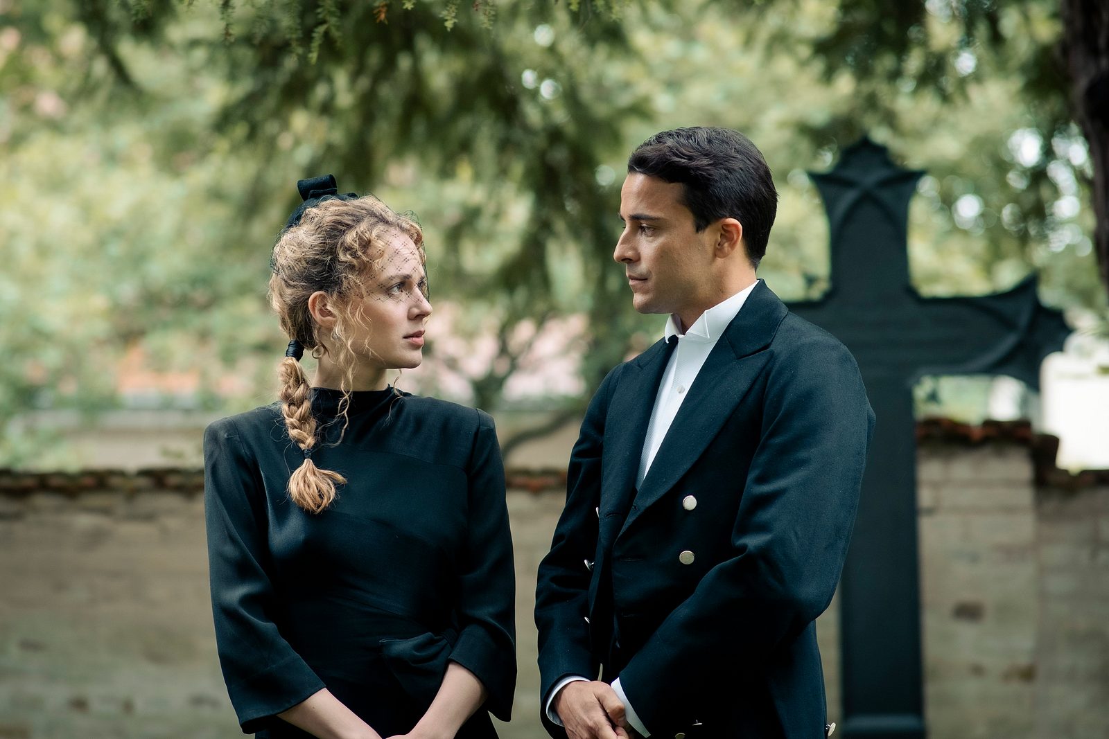 „Miss Sophie“ startet bei Prime Video: Die Vorgeschichte zu „Dinner for ...